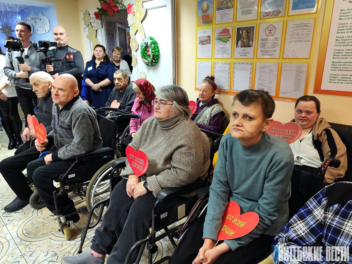 Фотофакт: Игорь Сергеенко поздравил постояльцев браславского пансионата ...